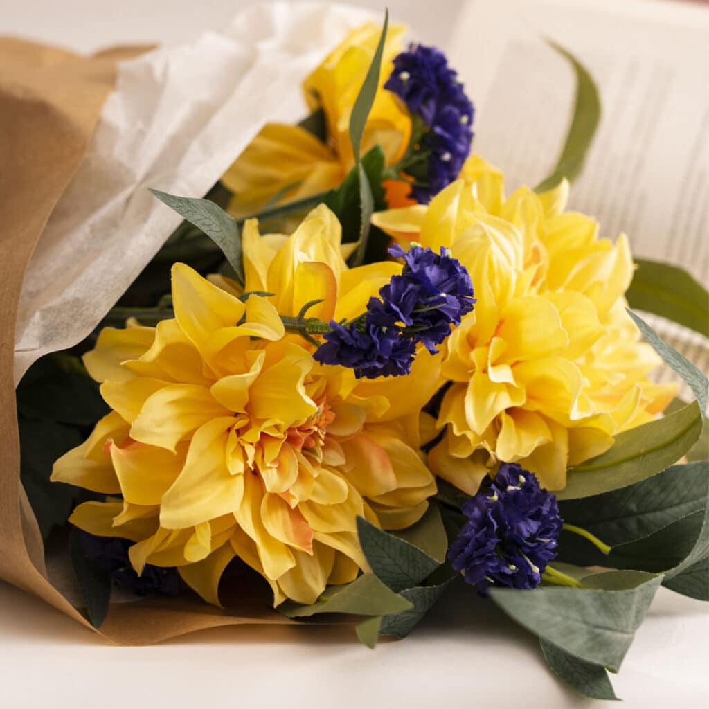 RAMO DE DALIAS AMARILLAS ARTIFICIALES - Blanco Azahar